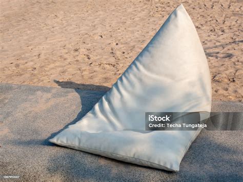 비어 있는 현대적인 흰색 삼각형 콩 가방 좌석 모래 해변의 바위 베개 의자 야외 장식 0명에 대한 스톡 사진 및 기타 이미지 0명 가구 가방 Istock