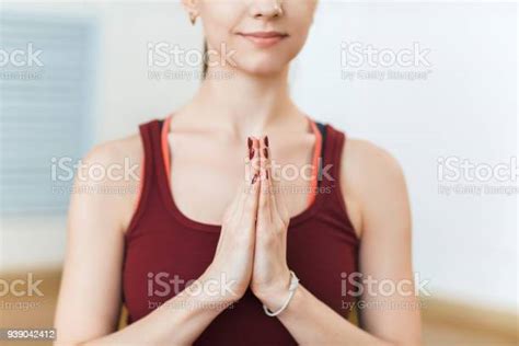 명상 요가 클래스에서 체육관에서 연습 빨간 옷에 젊은 여자 휴식 하 고 스트레칭입니다 나 마스 테 자세에서 손을 Clode 요가 로터스 위치 한다 Pranayama에 대한