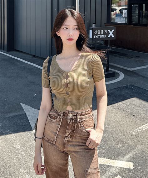 당일출고섹시유니크 컷아웃 티 반팔티 트임 트임티셔츠 티셔츠 크롭티 크롭 크롭티셔츠 티셔츠 반팔니트 여름니트 크롭니트