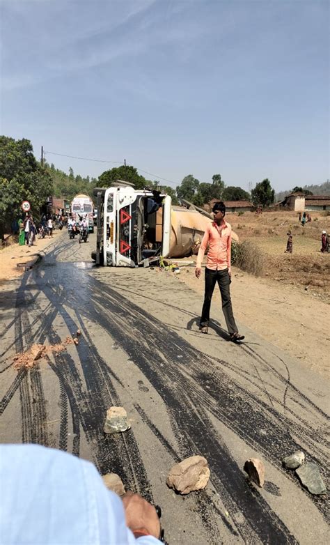 Sidhi Accident News Today High Speed Truck Overturned On Bolero In Mp