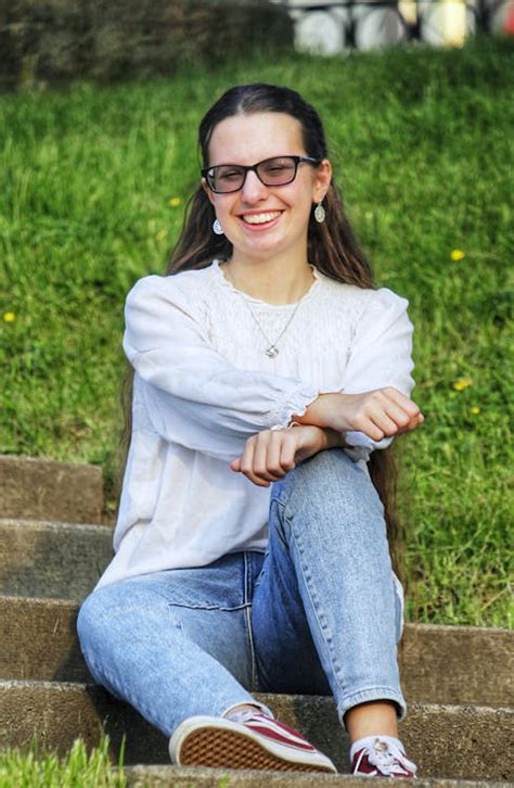 거리 패션 계단 공원 귀걸이 긍정적 인 분위기 긴 머리 낮 데님 따뜻한 날씨 라이프스타일 레저 맑은 날 매력적인 밝은 보석 봄 봄 패션 아늑한