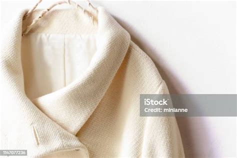 白い背景に服のハンガーに掛かっている白ウールのコート ぞうきんのストックフォトや画像を多数ご用意 ぞうきん ちょう結び ウエスト