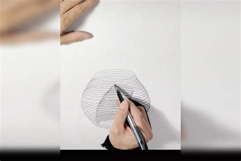 用画笔白纸上这样子画抽象画，这画工很有艺术范抽象画白纸画笔