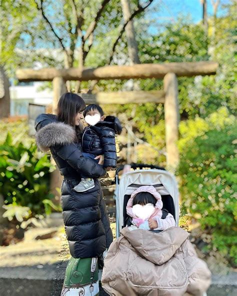 加藤瑠美さんのインスタグラム写真 加藤瑠美instagram「あけましておめでとうございます🎍 近くの神社へ初詣⛩ 今年も皆笑顔で
