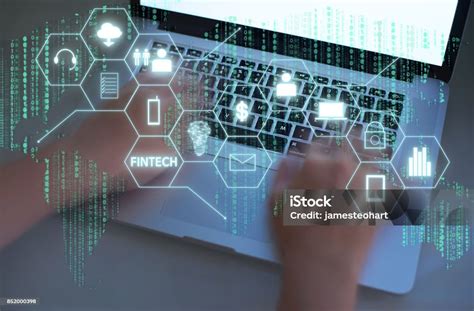 남자 손으로 노트북 배경 입력 디지털 가상 화면에 Fintech 단어 하이테크 비즈니스 개념입니다 개발에 대한 스톡 사진 및
