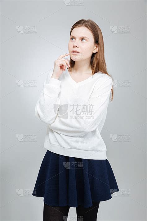 沉思美丽的少女站着思考