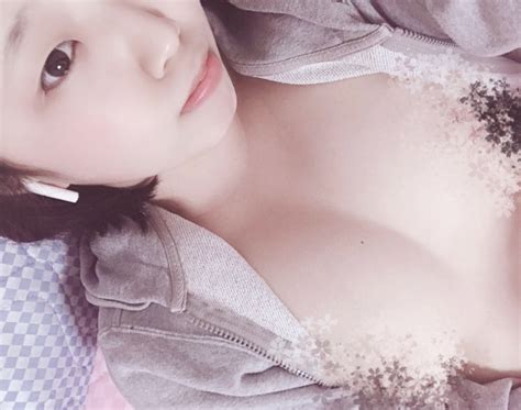 22歳童顔お姉さんが顔晒しムチムチおっぱい出して指オナニー自撮り みんくちゃんねる