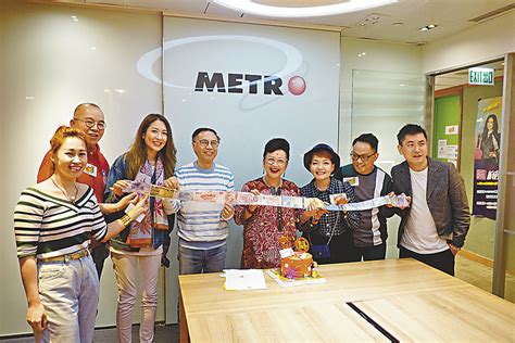提前收花預祝73歲生日 薛家燕開心接陳敏之旺氣 香港文匯報