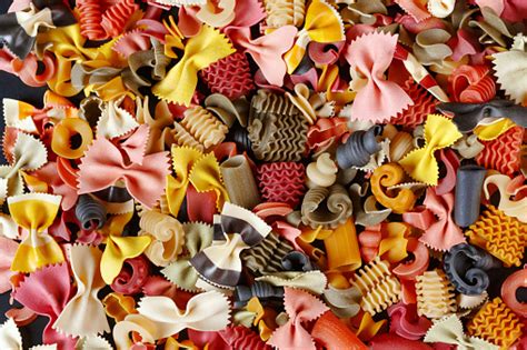 다양한 모양의 여러 가지 색상의 파스타에서 추상적 인 패턴 위에서 볼 수 있습니다 다중 색상에 대한 스톡 사진 및 기타 이미지