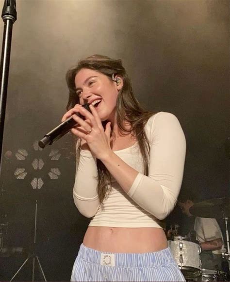 Gracie Abrams In Mode Inspo Frau Konzerte