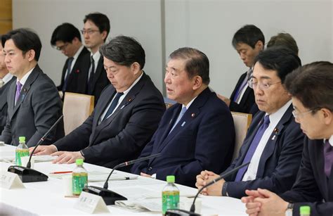 首相官邸 「地域で輝く女性起業家サロン」参加者の方々と面会しました。地域で活躍される女性起業家の方々が直面する課題を伺い、女性や若者にも