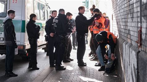 500 Polizistinnen Und Polizisten Im Einsatz In Berlin Gegen
