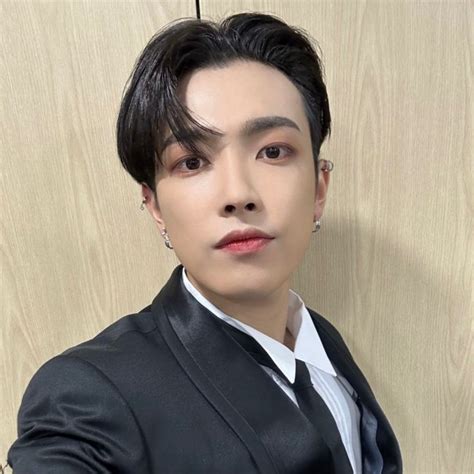 Hongjoong Ateez Icon Selca