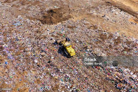 収集仕分けプレス作業中の自治体固形廃棄物埋立地 あふれるのストックフォトや画像を多数ご用意 あふれる くず鉄置場 ごみ埋立地