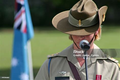Anzac의 날에 움직이는 연설을하는 제복을 입은 젊은 여성 호주 육군 장교의 얼굴 클로즈업 호주에 대한 스톡 사진 및 기타