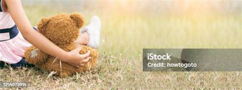 녹색 공원 놀이터에서 배너 해피 차일드 포옹 테디 베어 테디 베어 어린 소녀를위한 가장 친한 친구 행복 한 가족 느낌 사랑 따뜻한 포옹 에 놀이터에 함께 재생 자폐증 행복