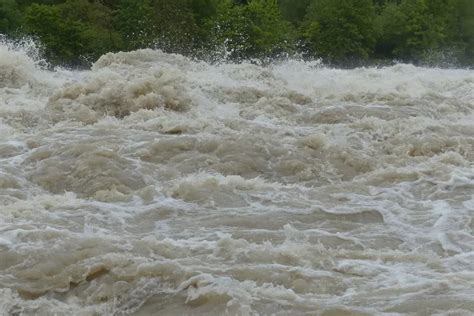 Enam Kecamatan Di Bekasi Terendam Banjir Usai Hujan Deras Satu Warga