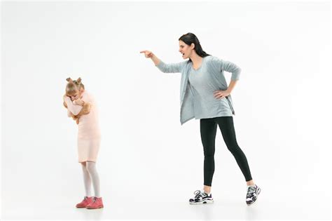 Mère En Colère Grondant Sa Fille à La Maison Photo Gratuite