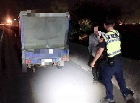 老翁暗夜車拋錨受困快速道 北港勇警推車解圍