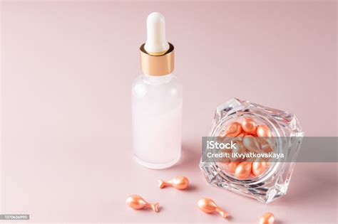 드롭퍼 병과 1회 용량 캡슐에 담긴 스킨 케어 안티 에이징 뷰티 제품 텍스트공간을 복사합니다 0명에 대한 스톡 사진 및 기타