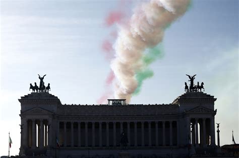 Foto 4 Novembre Le Frecce Tricolori Sorvolano L Altare Della Patria