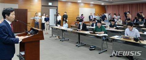 신중하게 답변하는 김승환 전북도교육감