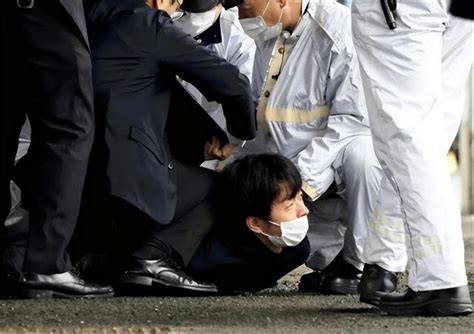 岸田文雄遇袭，演讲现场被投掷爆炸物，一声巨响差点步了安倍后尘