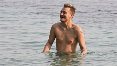 Simone Antolini A L Isola Dei Famosi In Slip A Gambe Aperte BitchyX
