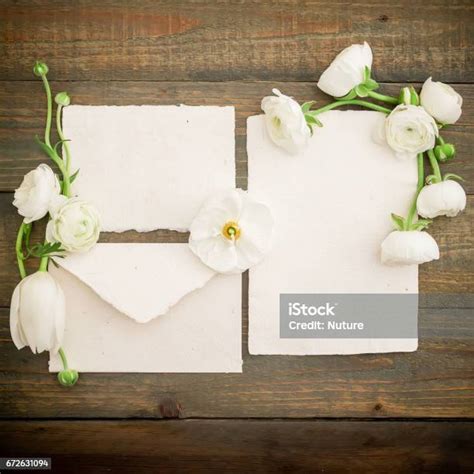 종이 서 카드와 봉투 나무 배경에 흰색 꽃으로 합니다 평면 위치 최고 볼 수 있습니다 꽃 배경입니다 0명에 대한 스톡 사진 및 기타 이미지 Istock
