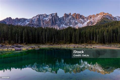 카레자 호수 마운트 라테르마르 볼차노 주 남부 티롤 이탈리아 카레자 호수 또는 카레제 호수와 돌로미테스의 풍경 노바 레반테 볼차노 이탈리아 0명에 대한 스톡 사진 및 기타