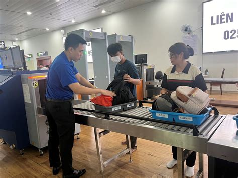 ĐOÀN THANH NIÊN CẢNG HÀNG KHÔNG PHÙ CÁT RA QUÂN TÌNH NGUYỆN HỖ TRỢ