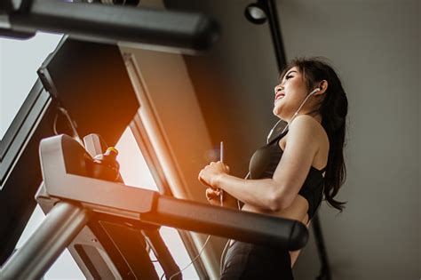 체육관 듣기에 디딜 방 아에서 실행 하는 피트 니스 여자의 초상화 개념에 대한 스톡 사진 및 기타 이미지 개념 건강한 생활