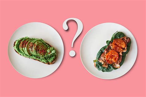 건강 하 고 건강에 해로운 식품 선택의 개념 한쪽에는 다른 쪽 튀긴된 토마토와 베이컨 토스트에 아보카도 야채 신선한 샌드위치 0