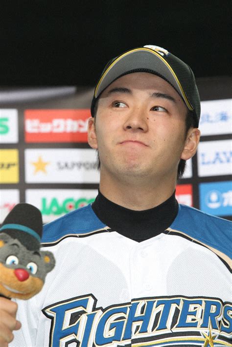 プロ初勝利を挙げ、ヒーローインタビューで涙を浮かべる（2011年撮影） ― スポニチ Sponichi Annex 野球