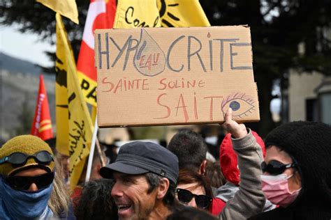 Inscrire dans la Constitution la liberté de manifester serait un acte