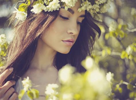 Фото Девушка в венке из весенних цветочков