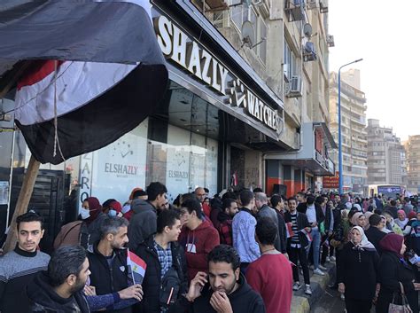 إقبال جماهيري في الإسكندرية مواطنون يتدفقون أمام اللجان الانتخابية بكثافة