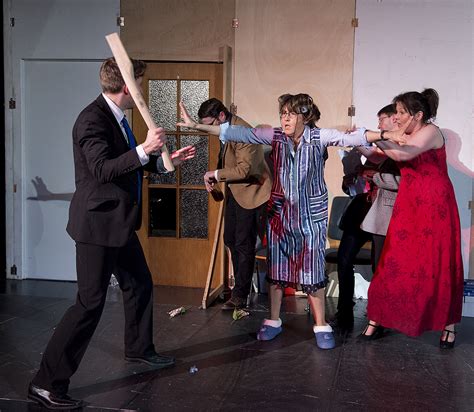 Der Nackte Wahnsinn Leo Theater