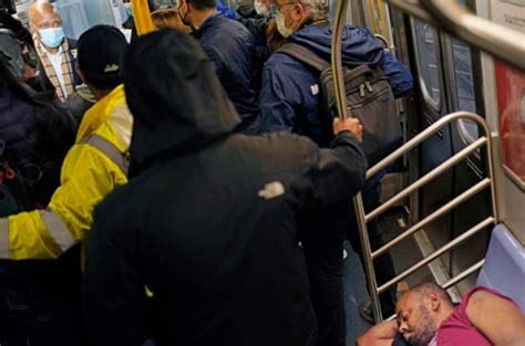 Varios Heridos En Un Tiroteo En El Metro De Nueva York