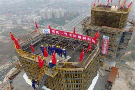 世界最大跨度双层悬索桥“杨泗港长江大桥”80多层楼高主塔封顶！