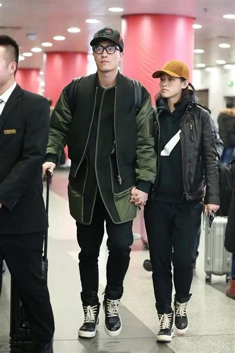 刘翔牵手妻子吴莎出行留学生发型好减龄穿T恤又素颜像极学生