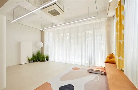 노출 천장으로 개방감이 느껴지는 자연광 13평 작은 렌탈 스튜디오 인테리어 화성 동탄