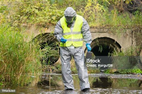 보호복을 입고 가방을 손에 들고 있는 전문가는 파이프 를 청소하는 배경에 대해 장치를 손에 들고 측정하고 있습니다 Stem 주제에 대한 스톡 사진 및 기타 이미지 Istock