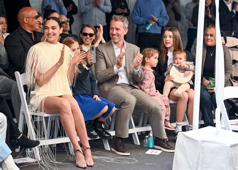 Gal Gadots Eldest Daughter Alma Looks Exactly Like Her At Walk Of Fame Ceremony Photos