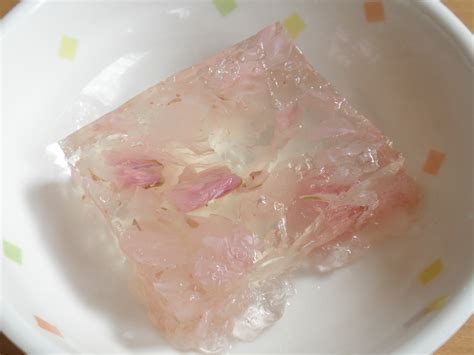 きょうのおやつは、さくらゼリーでした。桜の花びらをちらしたピンクがやさしく鮮やかなゼリーです。 → 前橋市｜宮城の里｜デイサービス｜居宅介護