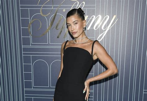 Modne paznokcie na lato Hailey Bieber postawiła na odważny i wyrazisty