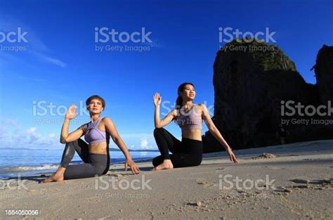 태국 크라비의 라일레이 해변에서 요가를 하는 두 명의 여성 해변에서 야외 요가 운동 건강한 라이프스타일 2명에 대한 스톡 사진 및 기타 이미지 Istock
