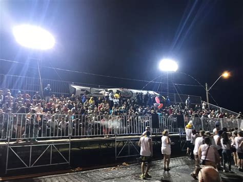 Público comparece em bom número para desfile de escolas e blocos em