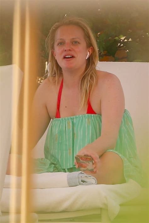 Elisabeth Moss Sexy At Poolside 12 Photos The Fappening
