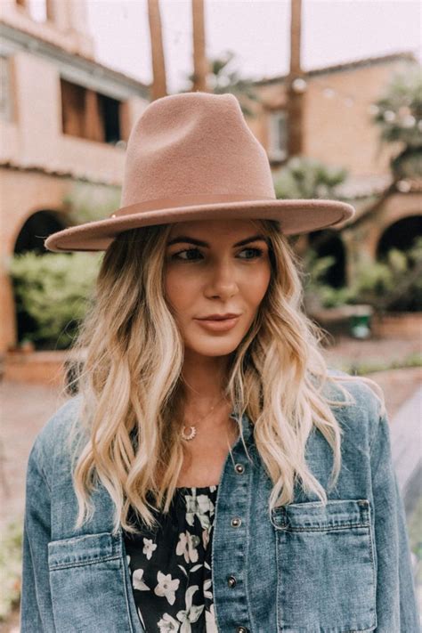 Barefoot Blonde Hair Amber Fillerup Clark Hair School Wearing A Hat Medium Length Hair Cuts